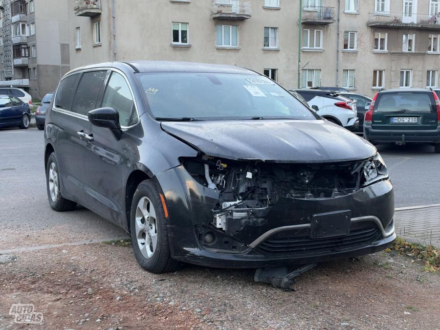 Black Chrysler Pacifica 2018 in Klaipeda, with an engine capacity of 3.60 L and mileage of 95 thousand km for 8750 €, photo 6 on AUTOMOTO.COM.LV