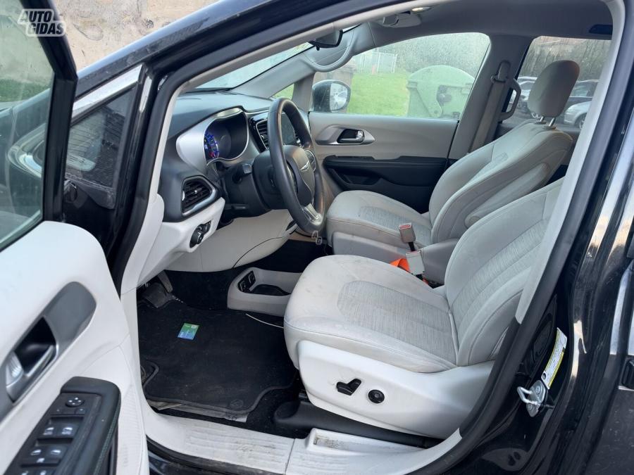 Black Chrysler Pacifica 2018 in Klaipeda, with an engine capacity of 3.60 L and mileage of 95 thousand km for 8750 €, photo 7 on AUTOMOTO.COM.LV