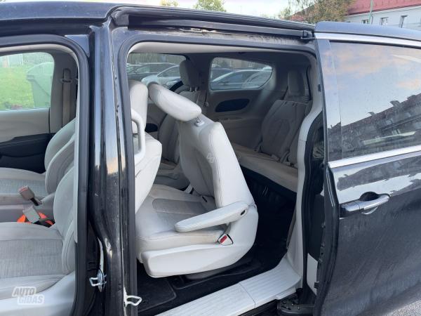 Melns Chrysler Pacifica 2018 Klaipėda, ar dzinēja tilpumu 3.60 L un nobraukumu 95 tūkst. km par 8750 €, foto 8 vietnē AUTOMOTO.COM.LV