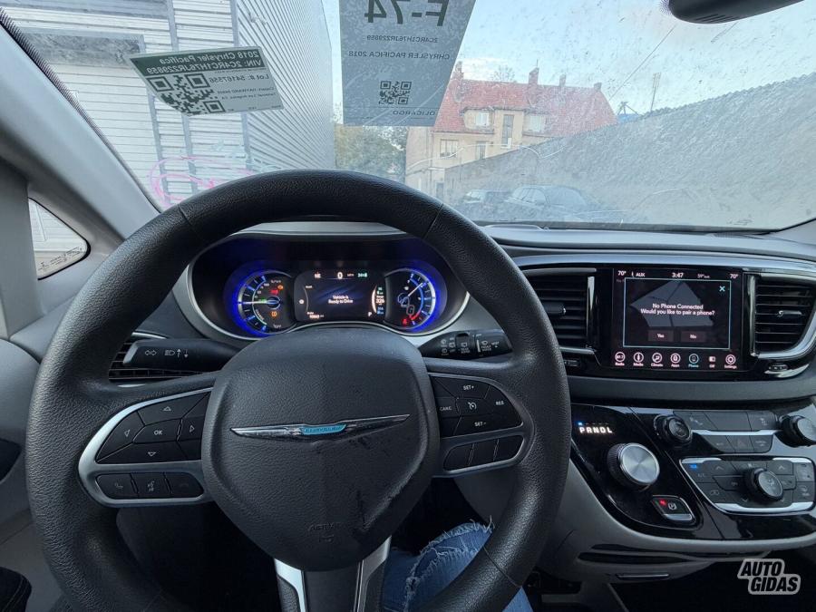Black Chrysler Pacifica 2018 in Klaipeda, with an engine capacity of 3.60 L and mileage of 95 thousand km for 8750 €, photo 9 on AUTOMOTO.COM.LV