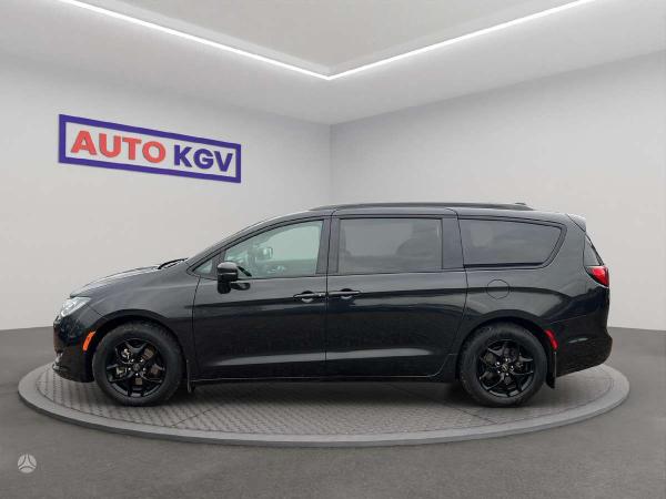 Black Chrysler Pacifica 2019 in Kaunas, with an engine capacity of 3.60 L and mileage of 110 thousand km for 19299 €, photo 2 on AUTOMOTO.COM.LV