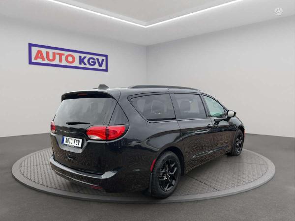 Black Chrysler Pacifica 2019 in Kaunas, with an engine capacity of 3.60 L and mileage of 110 thousand km for 19299 €, photo 5 on AUTOMOTO.COM.LV