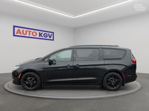 Black Chrysler Pacifica 2019 in Kaunas, with an engine capacity of 3.60 L and mileage of 110 thousand km for 17999 €, photo 2 on AUTOMOTO.COM.LV
