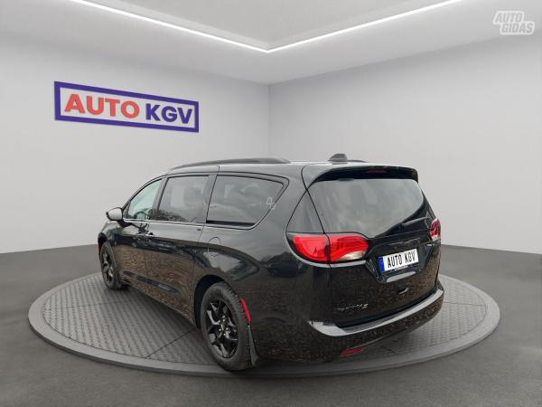 Black Chrysler Pacifica 2019 in Kaunas, with an engine capacity of 3.60 L and mileage of 110 thousand km for 17999 €, photo 3 on AUTOMOTO.COM.LV