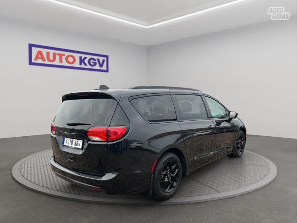 Black Chrysler Pacifica 2019 in Kaunas, with an engine capacity of 3.60 L and mileage of 110 thousand km for 17999 €, photo 5 on AUTOMOTO.COM.LV