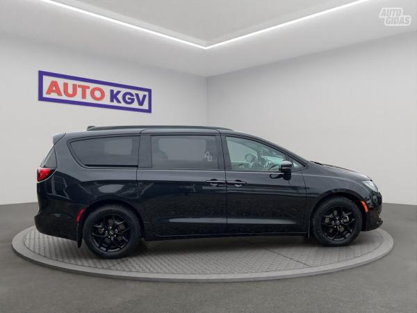 Black Chrysler Pacifica 2019 in Kaunas, with an engine capacity of 3.60 L and mileage of 110 thousand km for 17999 €, photo 6 on AUTOMOTO.COM.LV