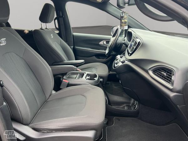 Black Chrysler Pacifica 2019 in Kaunas, with an engine capacity of 3.60 L and mileage of 110 thousand km for 17999 €, photo 8 on AUTOMOTO.COM.LV