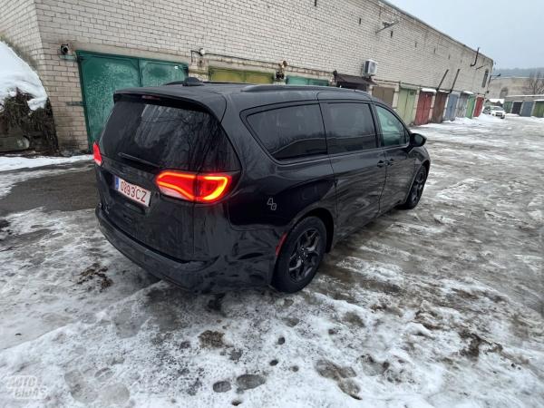 Melns Chrysler Pacifica 2019 Viļņa, ar dzinēja tilpumu 36.00 L un nobraukumu 1620 tūkst. km par 16500 €, foto 3 vietnē AUTOMOTO.COM.LV