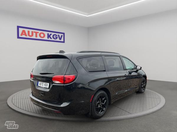 Black Chrysler Pacifica 2019 in Kaunas, with an engine capacity of 3.60 L and mileage of 110 thousand km for 17999 €, photo 5 on AUTOMOTO.COM.LV