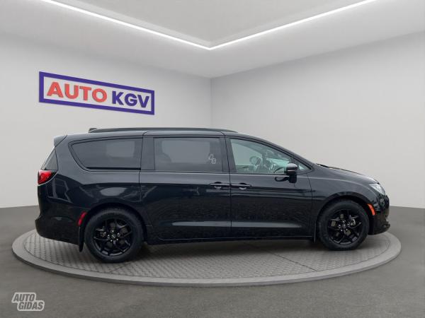 Black Chrysler Pacifica 2019 in Kaunas, with an engine capacity of 3.60 L and mileage of 110 thousand km for 17999 €, photo 6 on AUTOMOTO.COM.LV