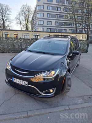 Melns Chrysler Pacifica 2019 Rīga, ar dzinēja tilpumu 3.60 L un nobraukumu 125 tūkst. km par 17900 €, foto  vietnē AUTOMOTO.COM.LV