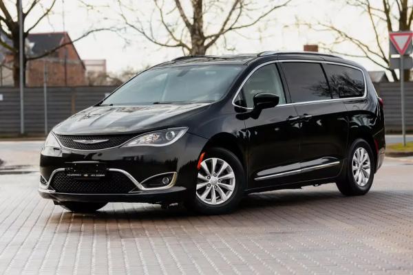 Melns Chrysler Pacifica 2019 Jelgava, ar dzinēja tilpumu 3.60 L un nobraukumu 216 tūkst. km par 17000 €, foto 1 vietnē AUTOMOTO.COM.LV