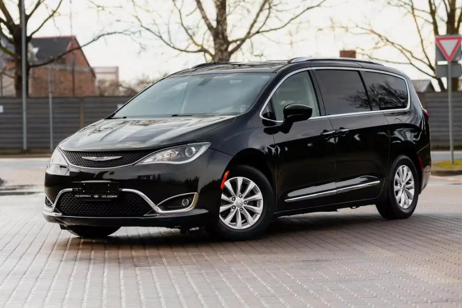 Melns Chrysler Pacifica 2019 Jelgava, ar dzinēja tilpumu 3.60 L un nobraukumu 216 tūkst. km par 17000 €, foto 1 vietnē AUTOMOTO.COM.LV