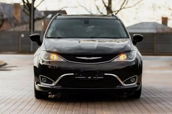 Melns Chrysler Pacifica 2019 Jelgava, ar dzinēja tilpumu 3.60 L un nobraukumu 216 tūkst. km par 17000 €, foto 2 vietnē AUTOMOTO.COM.LV
