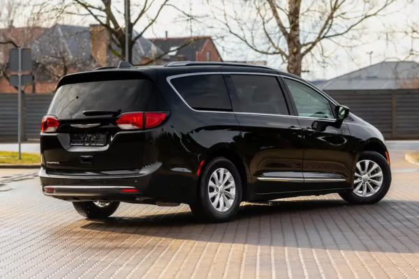 Melns Chrysler Pacifica 2019 Jelgava, ar dzinēja tilpumu 3.60 L un nobraukumu 216 tūkst. km par 17000 €, foto 5 vietnē AUTOMOTO.COM.LV