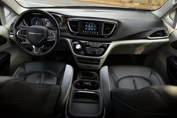 Melns Chrysler Pacifica 2019 Jelgava, ar dzinēja tilpumu 3.60 L un nobraukumu 216 tūkst. km par 17000 €, foto 8 vietnē AUTOMOTO.COM.LV