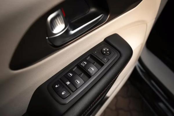 Melns Chrysler Pacifica 2019 Jelgava, ar dzinēja tilpumu 3.60 L un nobraukumu 216 tūkst. km par 17000 €, foto 10 vietnē AUTOMOTO.COM.LV
