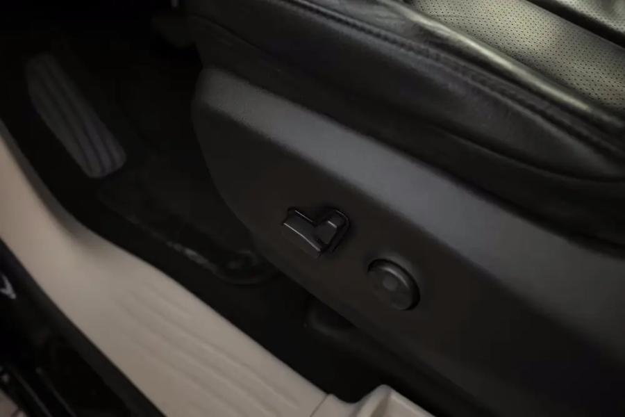 Melns Chrysler Pacifica 2019 Jelgava, ar dzinēja tilpumu 3.60 L un nobraukumu 216 tūkst. km par 17000 €, foto 12 vietnē AUTOMOTO.COM.LV