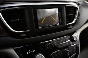 Melns Chrysler Pacifica 2019 Jelgava, ar dzinēja tilpumu 3.60 L un nobraukumu 216 tūkst. km par 17000 €, foto 16 vietnē AUTOMOTO.COM.LV