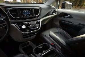 Melns Chrysler Pacifica 2019 Jelgava, ar dzinēja tilpumu 3.60 L un nobraukumu 216 tūkst. km par 17000 €, foto 17 vietnē AUTOMOTO.COM.LV