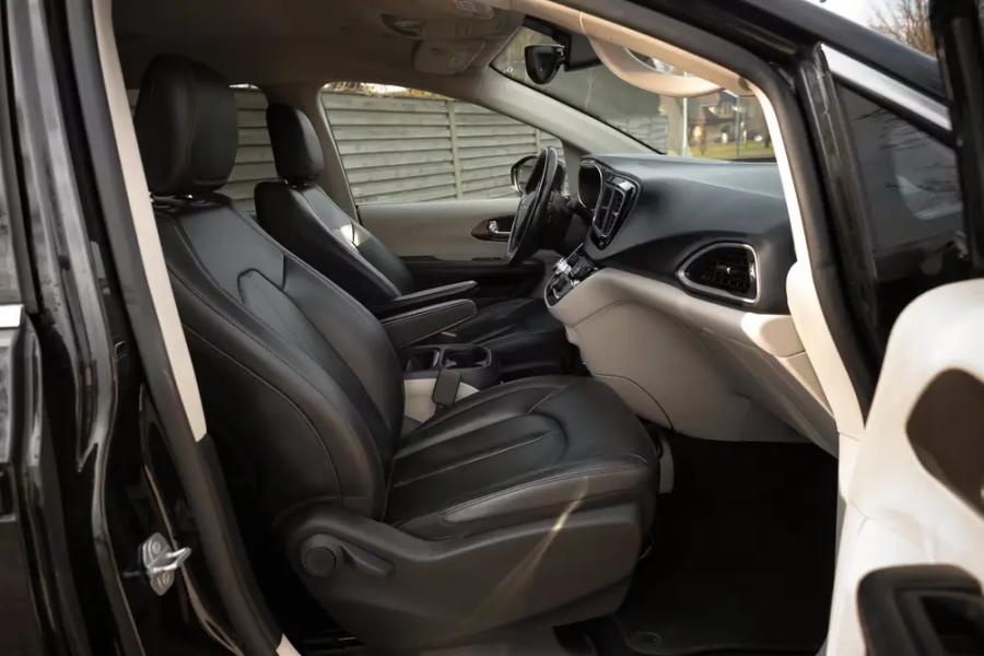 Melns Chrysler Pacifica 2019 Jelgava, ar dzinēja tilpumu 3.60 L un nobraukumu 216 tūkst. km par 17000 €, foto 19 vietnē AUTOMOTO.COM.LV