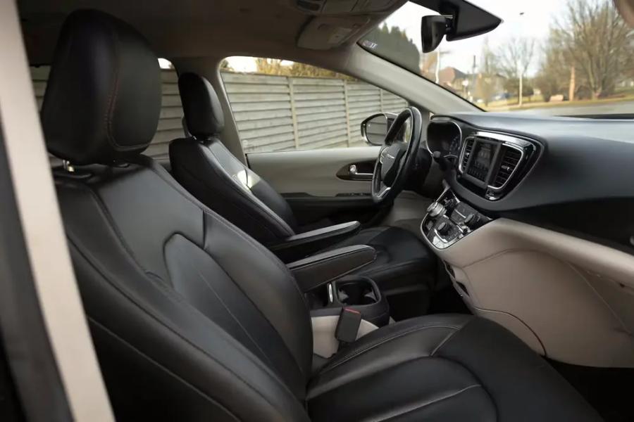 Melns Chrysler Pacifica 2019 Jelgava, ar dzinēja tilpumu 3.60 L un nobraukumu 216 tūkst. km par 17000 €, foto 20 vietnē AUTOMOTO.COM.LV
