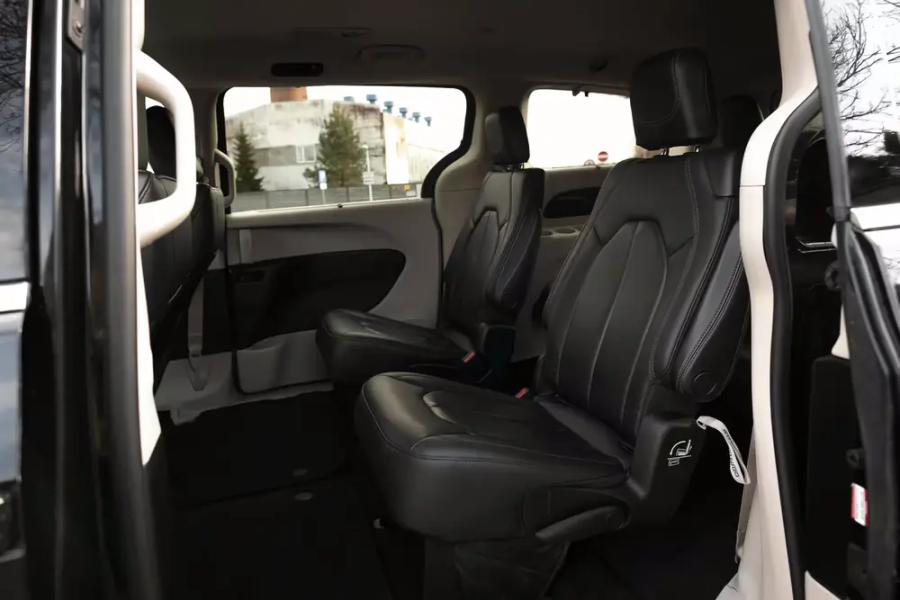 Melns Chrysler Pacifica 2019 Jelgava, ar dzinēja tilpumu 3.60 L un nobraukumu 216 tūkst. km par 17000 €, foto 24 vietnē AUTOMOTO.COM.LV