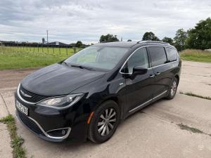 Black Chrysler Pacifica 2019 in Kaunas, with an engine capacity of 3.60 L and mileage of 228 thousand km for 12100 €, photo 3 on AUTOMOTO.COM.LV