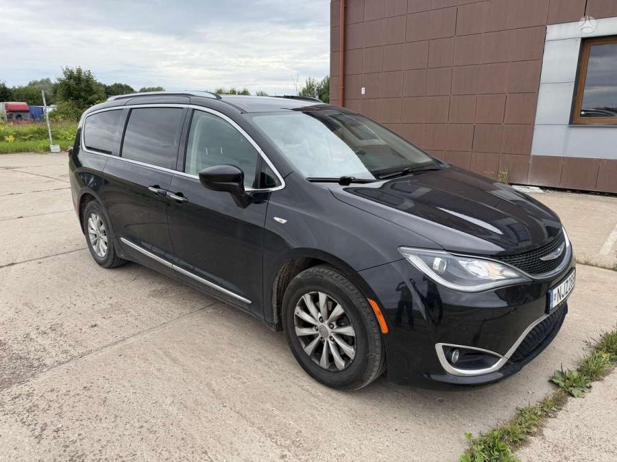 Black Chrysler Pacifica 2019 in Kaunas, with an engine capacity of 3.60 L and mileage of 228 thousand km for 12100 €, photo 4 on AUTOMOTO.COM.LV