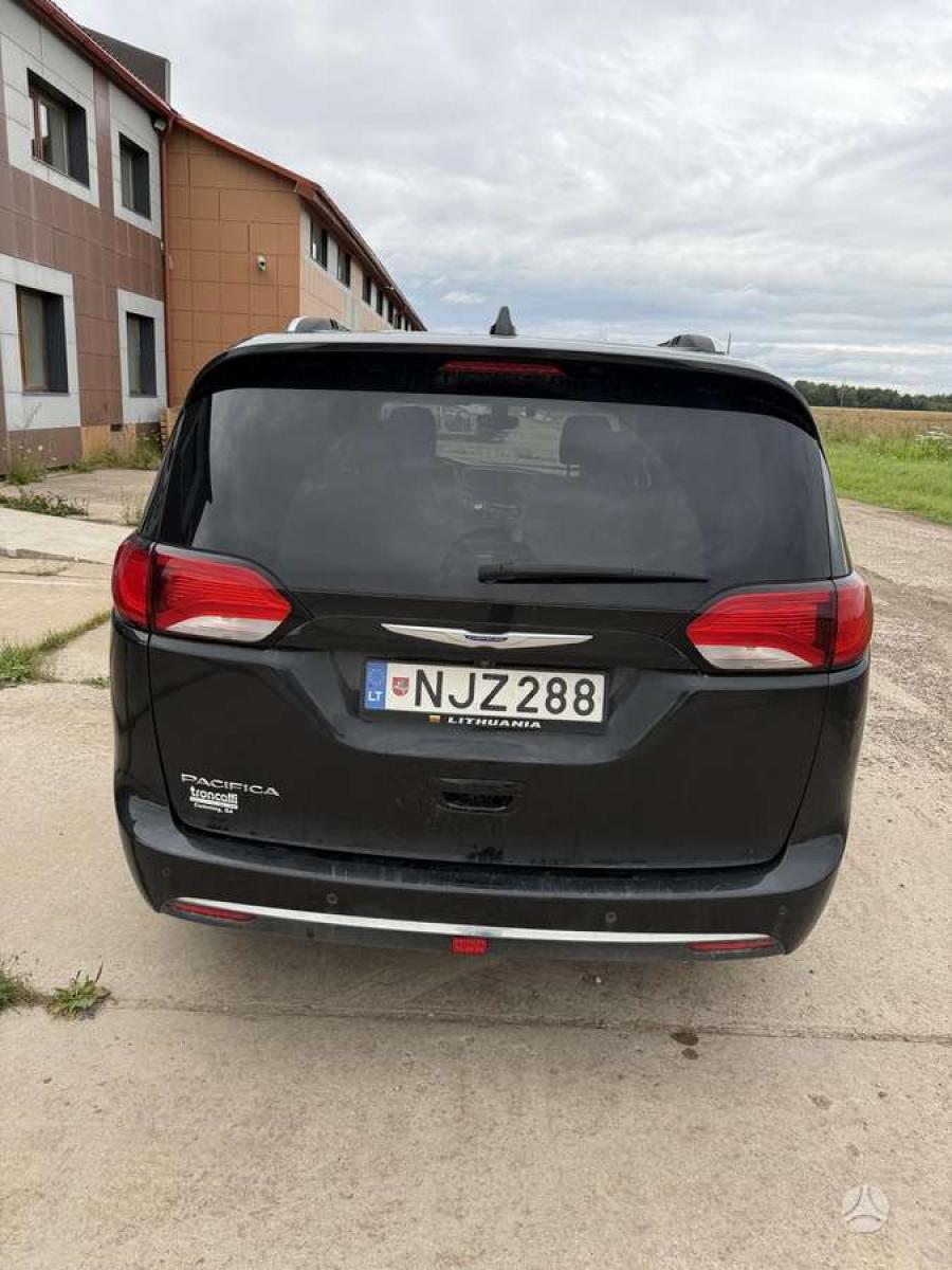 Black Chrysler Pacifica 2019 in Kaunas, with an engine capacity of 3.60 L and mileage of 228 thousand km for 12100 €, photo 5 on AUTOMOTO.COM.LV