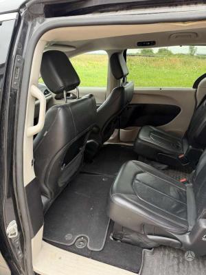 Black Chrysler Pacifica 2019 in Kaunas, with an engine capacity of 3.60 L and mileage of 228 thousand km for 12100 €, photo 8 on AUTOMOTO.COM.LV