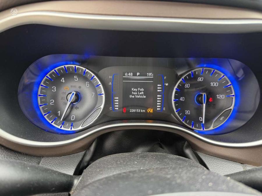 Black Chrysler Pacifica 2019 in Kaunas, with an engine capacity of 3.60 L and mileage of 228 thousand km for 12100 €, photo 9 on AUTOMOTO.COM.LV