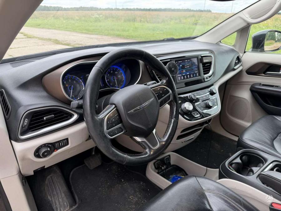 Black Chrysler Pacifica 2019 in Kaunas, with an engine capacity of 3.60 L and mileage of 228 thousand km for 12100 €, photo 10 on AUTOMOTO.COM.LV