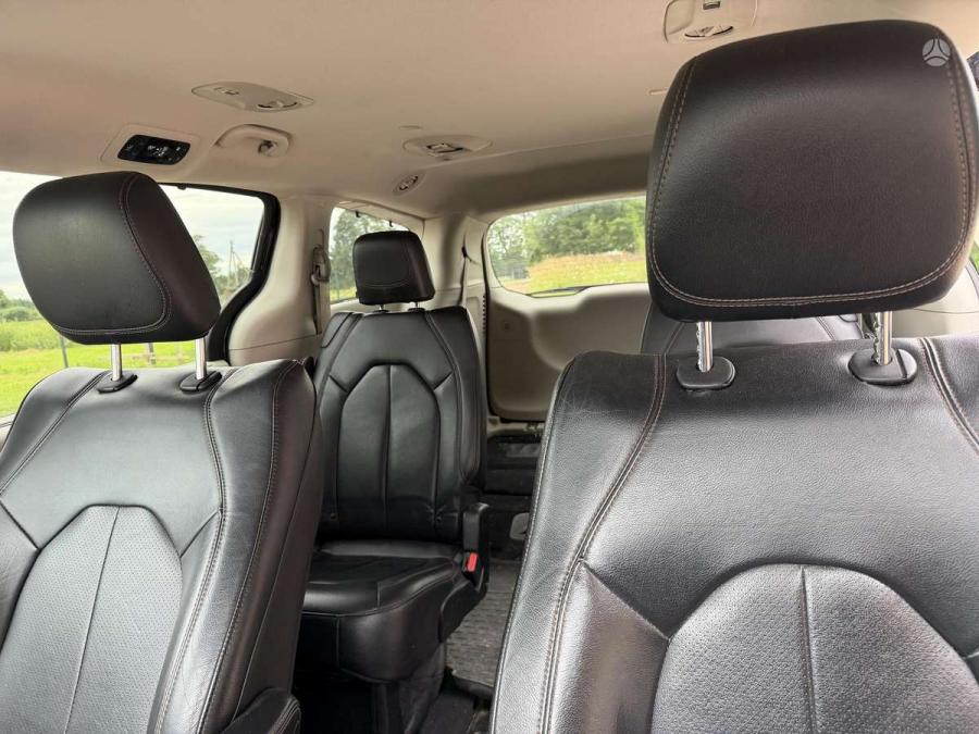 Black Chrysler Pacifica 2019 in Kaunas, with an engine capacity of 3.60 L and mileage of 228 thousand km for 12100 €, photo 11 on AUTOMOTO.COM.LV