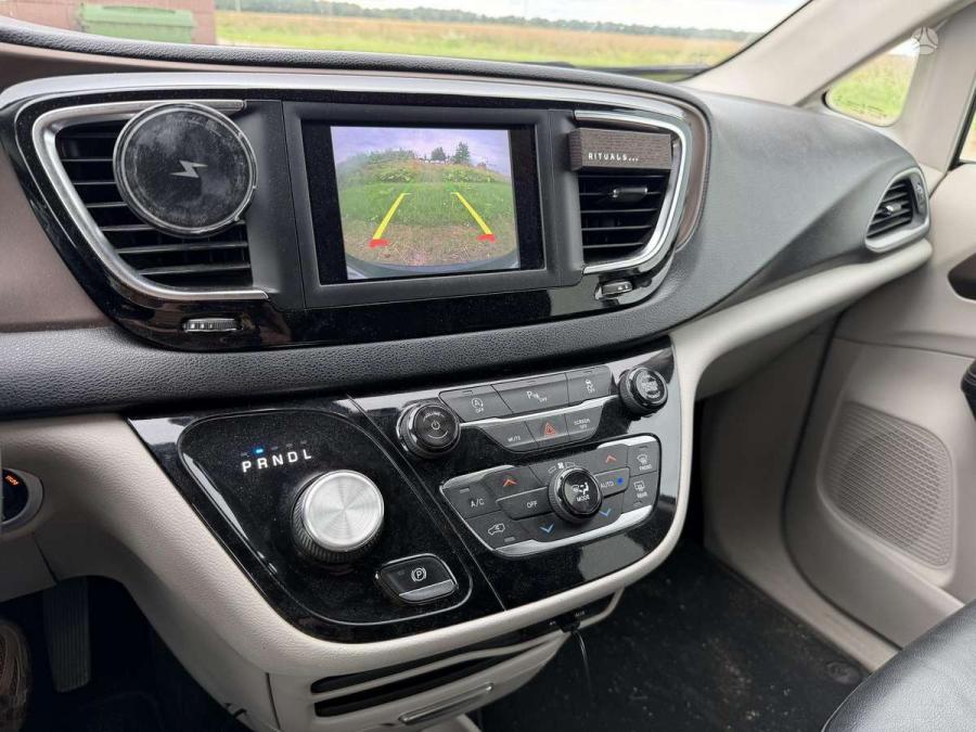 Black Chrysler Pacifica 2019 in Kaunas, with an engine capacity of 3.60 L and mileage of 228 thousand km for 12100 €, photo 12 on AUTOMOTO.COM.LV