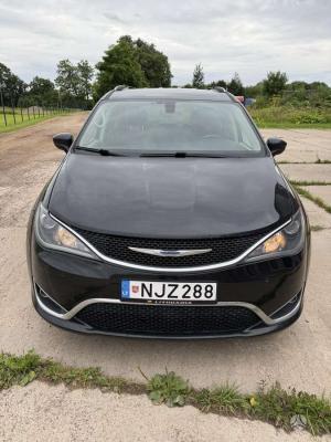 Black Chrysler Pacifica 2019 in Kaunas, with an engine capacity of 3.60 L and mileage of 228 thousand km for 12100 €, photo 13 on AUTOMOTO.COM.LV