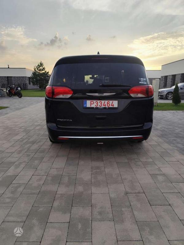 Black Chrysler Pacifica 2019 in Kaunas, with an engine capacity of 3.61 L and mileage of 212 thousand km for 16500 €, photo 6 on AUTOMOTO.COM.LV