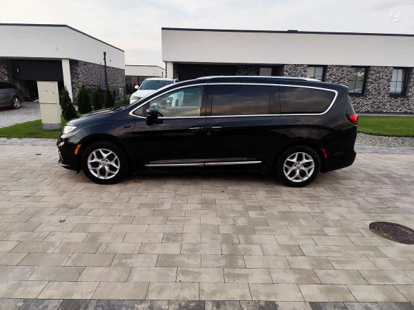 Black Chrysler Pacifica 2019 in Kaunas, with an engine capacity of 3.61 L and mileage of 212 thousand km for 16500 €, photo 8 on AUTOMOTO.COM.LV