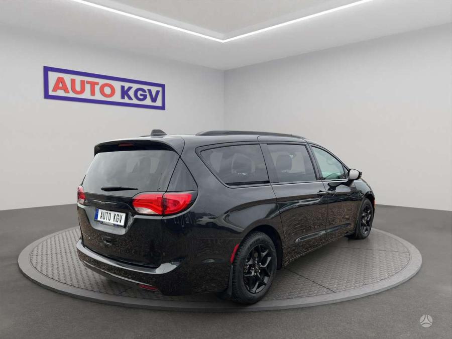 Black Chrysler Pacifica 2019 in Kaunas, with an engine capacity of 3.60 L and mileage of 110 thousand km for 17999 €, photo 6 on AUTOMOTO.COM.LV