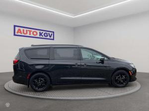Black Chrysler Pacifica 2019 in Kaunas, with an engine capacity of 3.60 L and mileage of 110 thousand km for 17999 €, photo 7 on AUTOMOTO.COM.LV