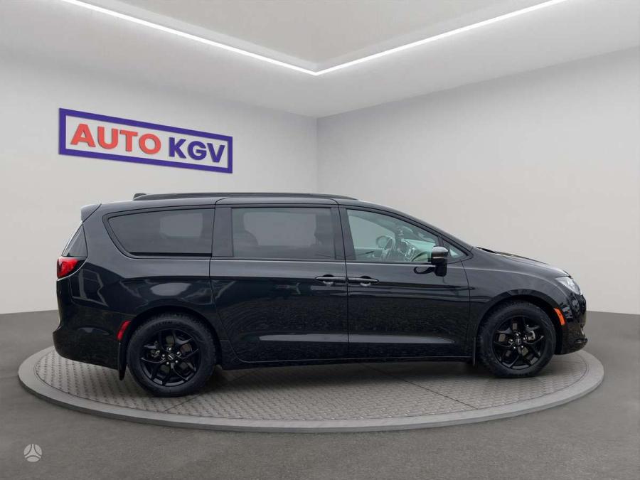 Black Chrysler Pacifica 2019 in Kaunas, with an engine capacity of 3.60 L and mileage of 110 thousand km for 17999 €, photo 7 on AUTOMOTO.COM.LV