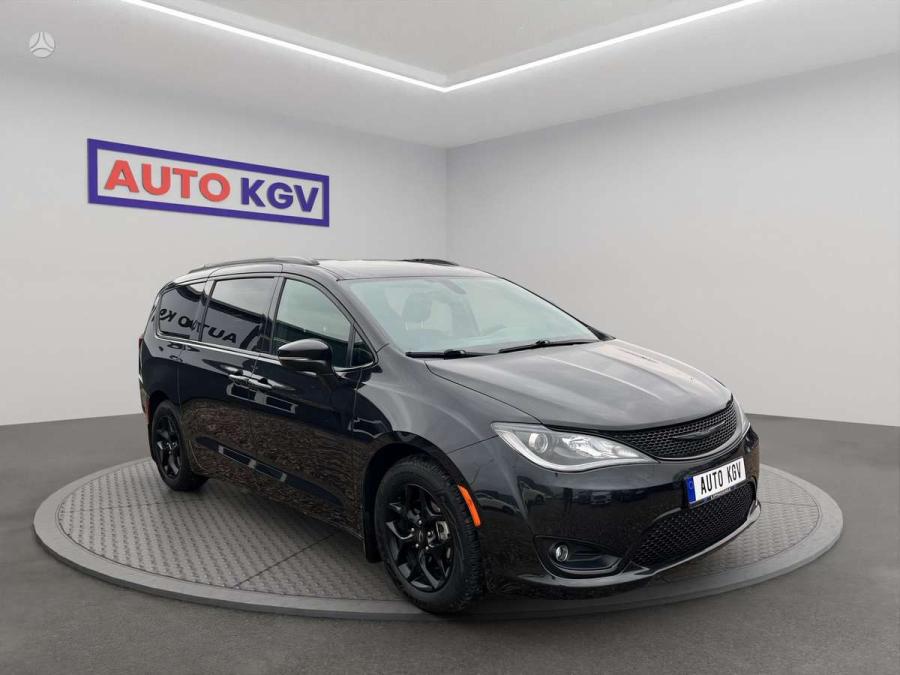 Black Chrysler Pacifica 2019 in Kaunas, with an engine capacity of 3.60 L and mileage of 110 thousand km for 17999 €, photo 8 on AUTOMOTO.COM.LV