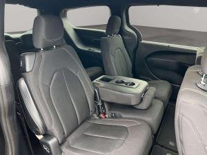 Black Chrysler Pacifica 2019 in Kaunas, with an engine capacity of 3.60 L and mileage of 110 thousand km for 17999 €, photo 10 on AUTOMOTO.COM.LV