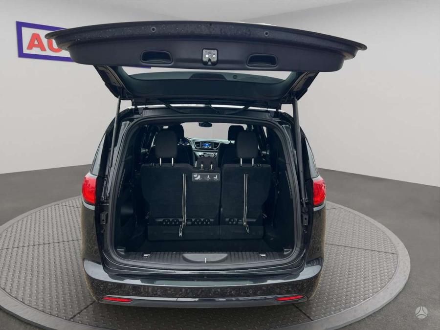 Black Chrysler Pacifica 2019 in Kaunas, with an engine capacity of 3.60 L and mileage of 110 thousand km for 17999 €, photo 11 on AUTOMOTO.COM.LV