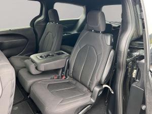 Black Chrysler Pacifica 2019 in Kaunas, with an engine capacity of 3.60 L and mileage of 110 thousand km for 17999 €, photo 12 on AUTOMOTO.COM.LV