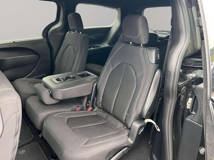 Black Chrysler Pacifica 2019 in Kaunas, with an engine capacity of 3.60 L and mileage of 110 thousand km for 17999 €, photo 12 on AUTOMOTO.COM.LV