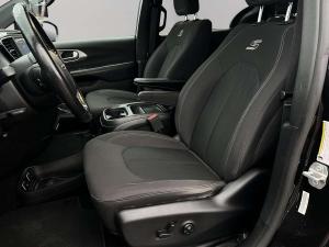 Black Chrysler Pacifica 2019 in Kaunas, with an engine capacity of 3.60 L and mileage of 110 thousand km for 17999 €, photo 13 on AUTOMOTO.COM.LV