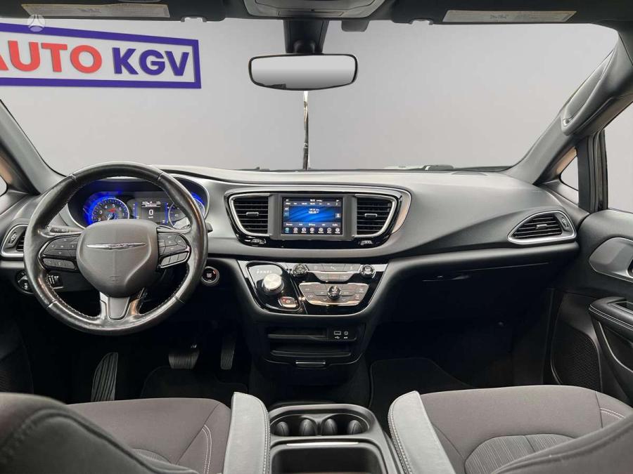 Black Chrysler Pacifica 2019 in Kaunas, with an engine capacity of 3.60 L and mileage of 110 thousand km for 17999 €, photo 14 on AUTOMOTO.COM.LV