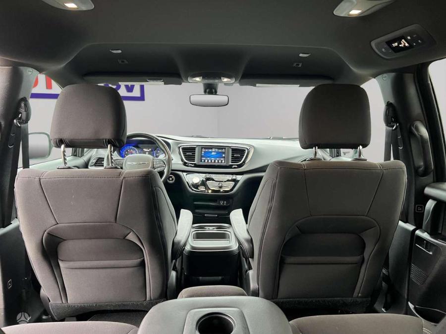 Black Chrysler Pacifica 2019 in Kaunas, with an engine capacity of 3.60 L and mileage of 110 thousand km for 17999 €, photo 15 on AUTOMOTO.COM.LV