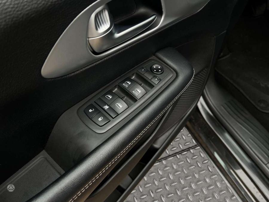 Black Chrysler Pacifica 2019 in Kaunas, with an engine capacity of 3.60 L and mileage of 110 thousand km for 17999 €, photo 16 on AUTOMOTO.COM.LV